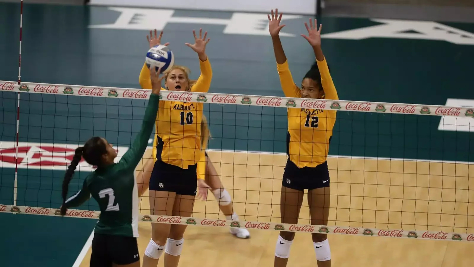 Volleyball survives in five against UIC - Marquette University Athletics