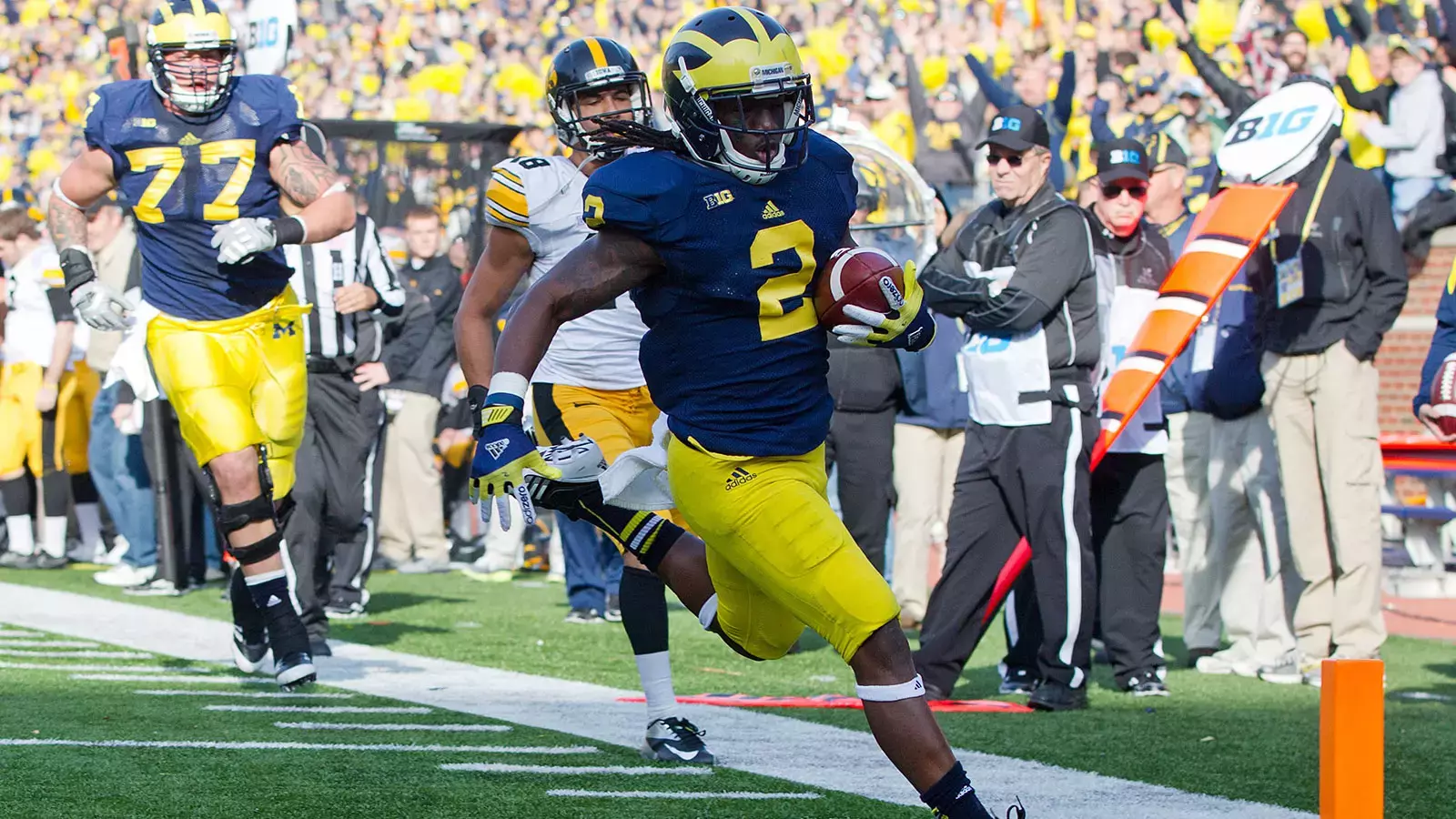 Vincent Smith Receives Big Ten's Dungy-Thompson Humanitarian Award ...