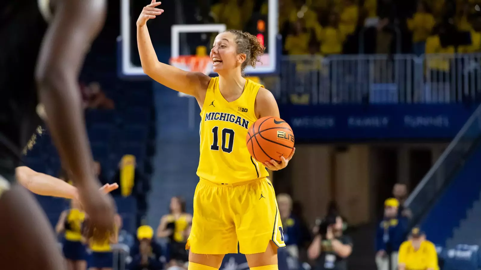 Scholar Stories: Hobbs Emphasizes Personal Connections in Basketball ...