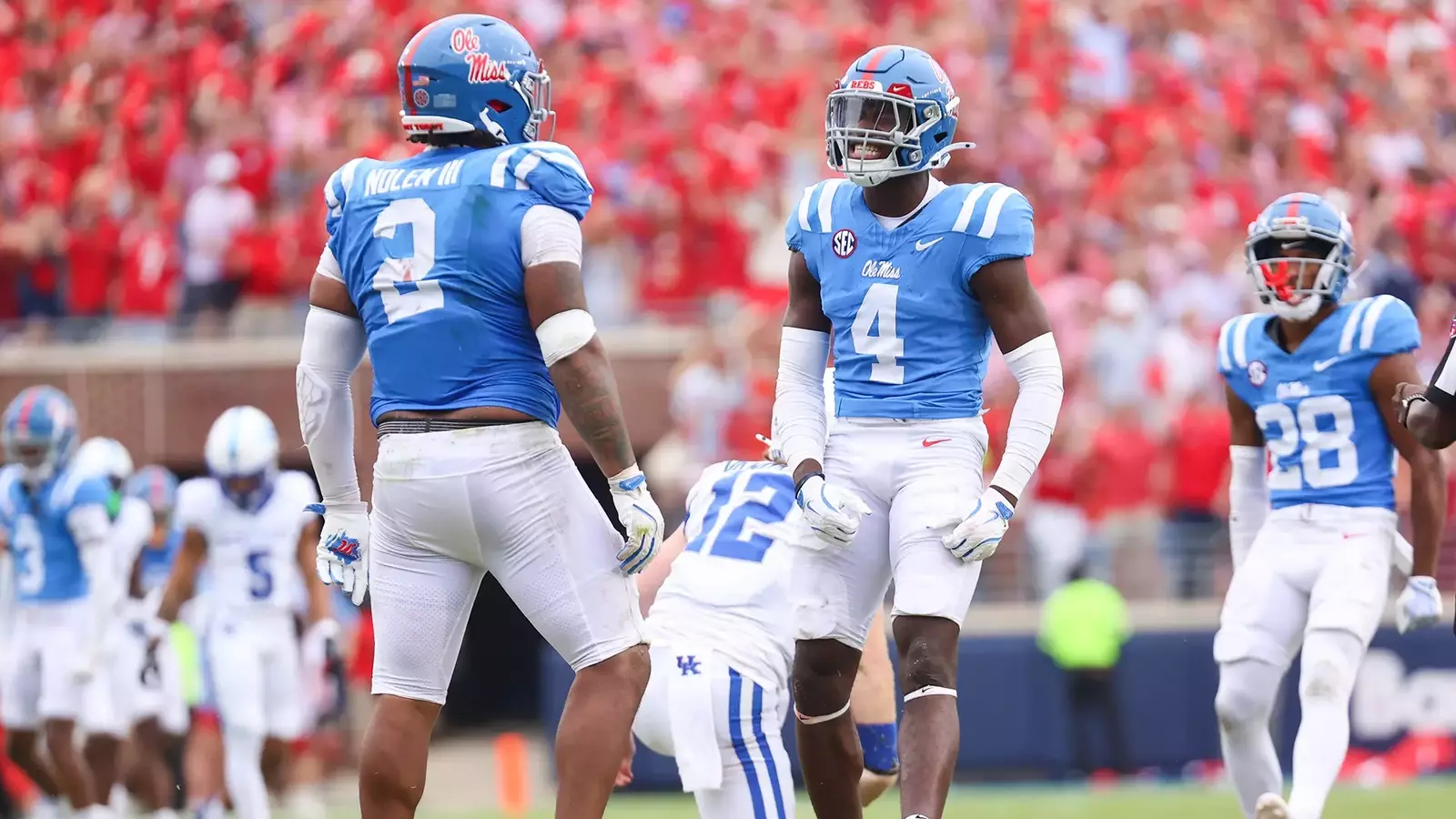 Walter Nolen, Suntarine Perkins Earn SEC Weekly Awards - BVM Sports