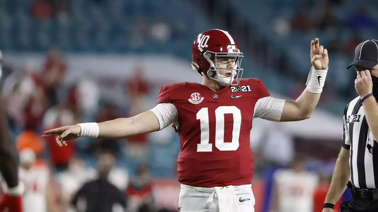 Mac Jones Finishes Alabama Football Career by Winning the Manning Award ...