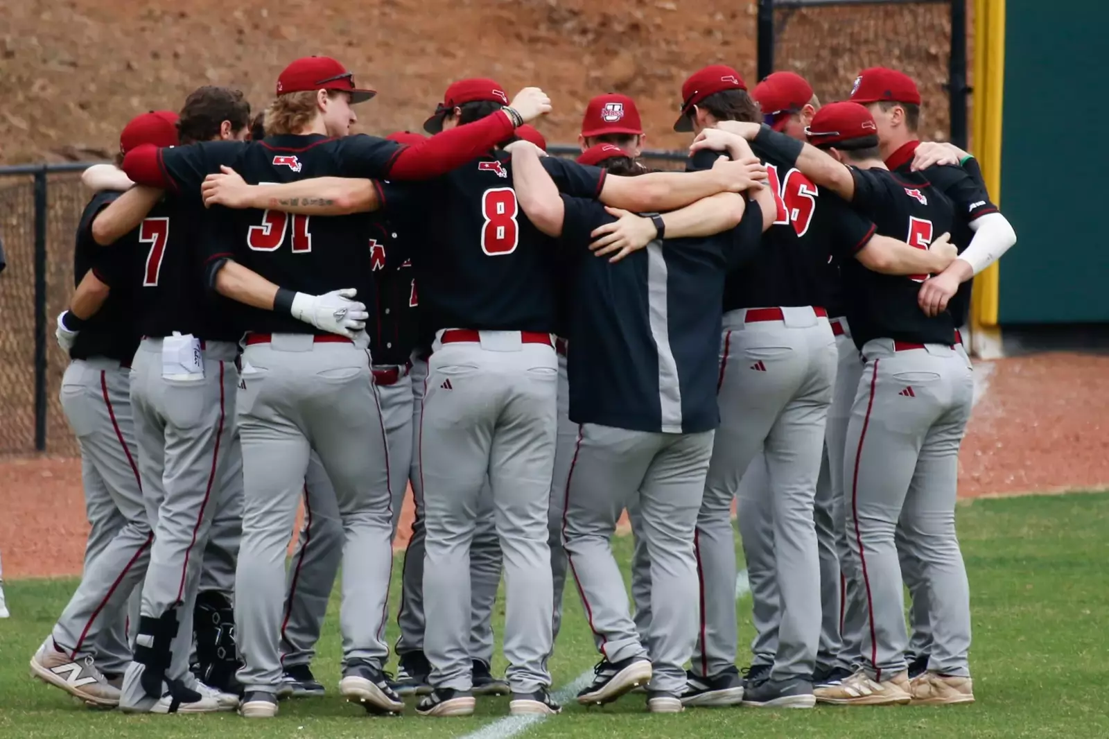 Baseball Splits Twin Bill With Davidson - BVM Sports